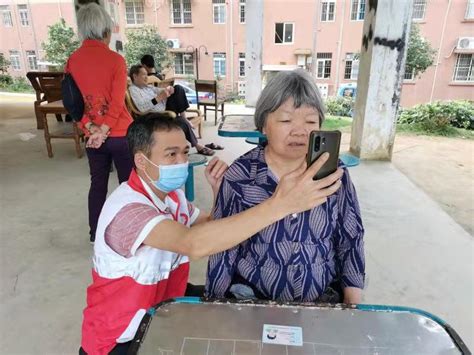 老年人“刷脸”认证不再难武江区新华街道办志愿服务上门解难题韶关发布