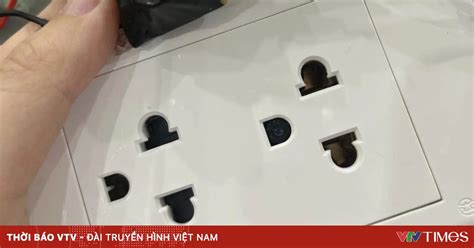 2 Cô Gái Tá Hỏa Phát Hiện Camera Quay Lén đấu Trong ổ điện ở Nhà Trọ Vtvvn
