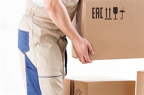 로더 흰색 배경에 고립 된 골 판지 상자를 들고의 손 클로즈업 로더는 상자를 선택합니다 발동기는 골 판지 상자 근접 촬영을 보유 하고있다 이전 서비스 남자입니다 나름에 대한