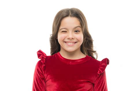 젊은 스킨 케어 순수한 아름다움 아이 소녀 긴 건강한 빛나는 머리 에 흰색 배경 고립 긴 머리를 가진 어린 소녀 사랑스러운 곱슬 머리와 아이 행복 귀여운 얼굴 깔끔한 모발을