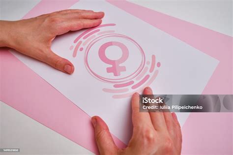 3월 여성 역사의 달 여성의 권리와 평등 세계에서 소녀의 힘 벡터의 여성 기호입니다 매년 여성의 역사에 대한 공헌을 기념하는 축하 포스터 엽서 일러스트레이션 3월에 대한