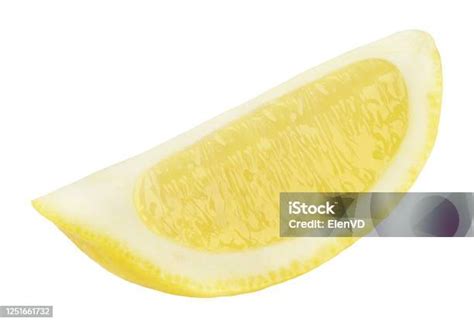 레몬 슬라이스는 클리핑 경로와 흰색 배경에 고립 된 분기의 중간을 따라 잘라 전체 심도 레몬에 대한 스톡 사진 및 기타 이미지 레몬 반면 0명 Istock