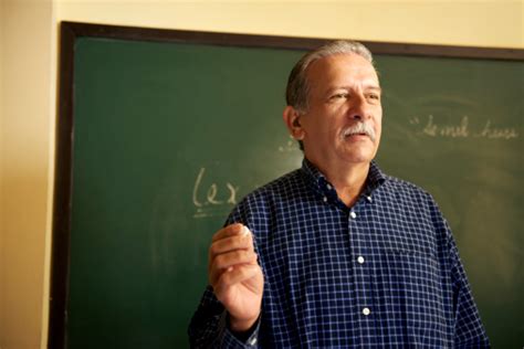 학교 직원관리 프로페서 쇠귀에 학생들이 수업 중에 동시 칠판에 대한 스톡 사진 및 기타 이미지 칠판 강당 법학전문대학원 Istock