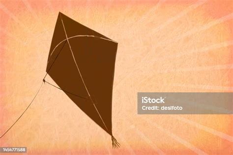 밝은 파스텔 복숭아 색 긁힌 그런 지 질감 효과 벽 배경에 햇살과 하나의 큰 짙은 갈색 색상 솔리드 3 차원 추상 비행 연 텍스트에 대한 복사 공간이있는 광선에 끈이