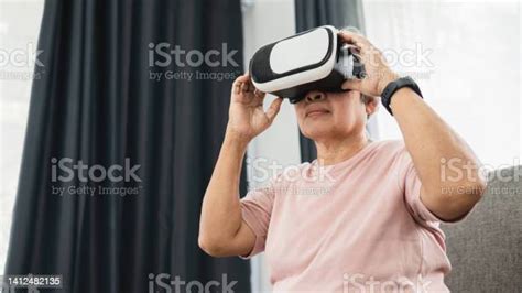 개념 가상 현실 가정에서 거실에서 3d 안경을 착용 아시아 노인 여성 3차원 형태에 대한 스톡 사진 및 기타 이미지 3차원 형태 가상현실 가상현실 시뮬레이터 Istock