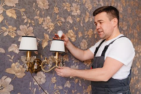 남성 전기 기술자가 전구를 바꾸고 스콘스를 수리합니다 설치에 대한 스톡 사진 및 기타 이미지 설치 가정 생활 가정용 장비 Istock