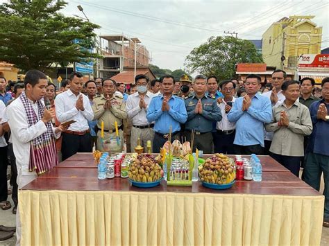 លោកអភិបាលស្រុករមាសហែក ណែនាំដល់បងប្អូនពលរដ្ឋថា ពេលបានផ្លូវចាក់បេតុងល្អងាយស្រួលធ្វើដំណើរ