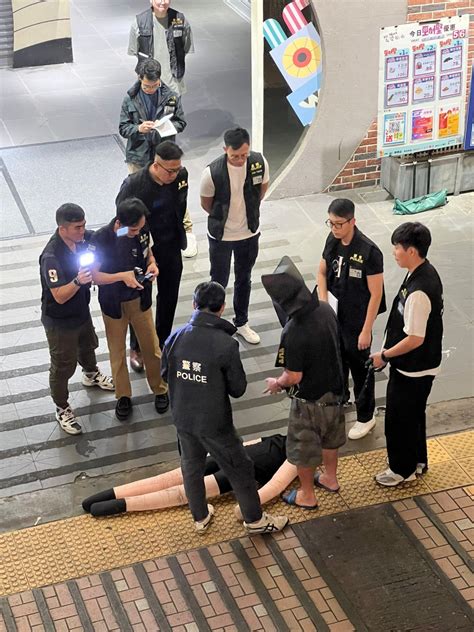 友愛邨謀殺案｜警重組案情 男疑犯膝跪狂踩人形公仔 3人被控謀殺 星島日報