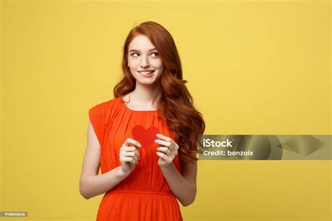 빨간 종이 하트 모양의 엽서 낭만적인 소원 발렌타인 데가 기념 사랑 개념 행복 한 로맨틱 젊은 백인 여자의 초상화 가족에 대한 스톡 사진 및 기타 이미지 Istock