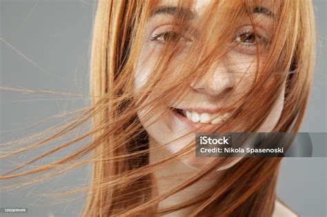 아름다운 어두운 탄 오렌지 바람이 부는 머리 소녀 미소 회색 배경에 대한 행복한 얼굴 표정스튜디오 초상화 20 24세에 대한 스톡 사진 및 기타 이미지 Istock