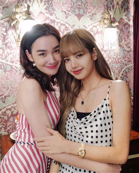 Lisa cứ diện áo khoét sâu là lại rén chêm thêm áo ống bên trong nên từ sexy thành kín đáo