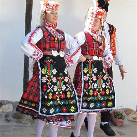 Пен силует Народни носии ученически униформи мажоретни костюми