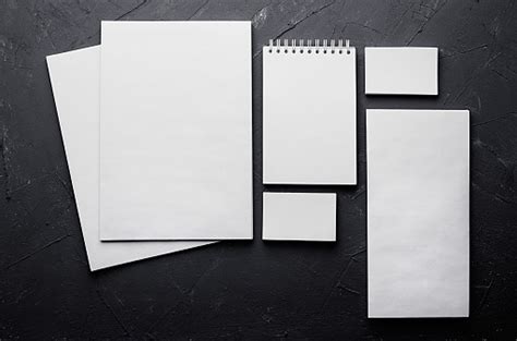 우아한 어두운 회색 콘크리트 텍스처에 빈 편지지입니다 기업의 정체성 템플릿입니다 브랜딩 그래픽 디자이너 프레 젠 테이 션 및 포트폴리오에 대 한 조롱 최고의 볼 수 있습니다