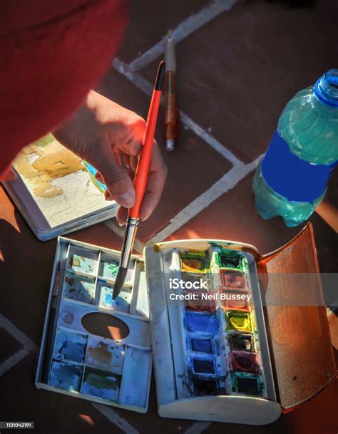 페인트 상자를 사용 하 여 예술가와 수채화 물감에 대 한 브러시 예술가에 대한 스톡 사진 및 기타 이미지 예술가 화물운반대 공예 Istock
