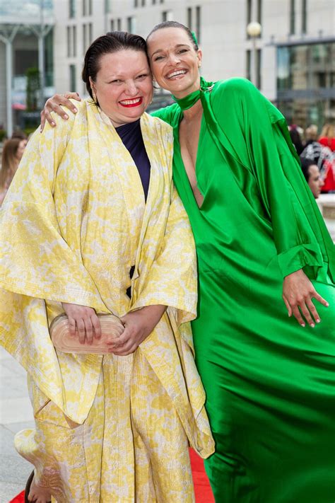 Foto Romana Tabák A Jej “vianočný” Stromček Do Polky Neozdobený Cvakla Sa Pri ňom V Silónkach