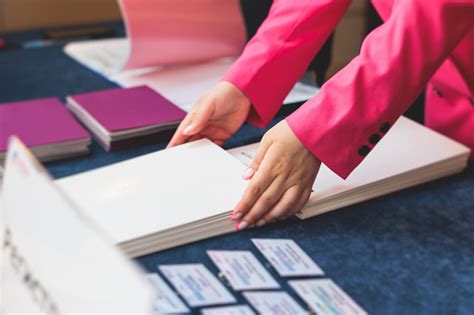 등록 데스크 테이블 회의 회의 포럼 행사 체크인 절차 명찰 및 입장 팔찌 및 전자 티켓 등록을받는 방문객 및 참석자 Congress에 대한 스톡 사진 및 기타 이미지