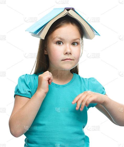 可爱的女孩正在看书