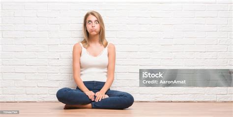 아름 다운 젊은 여 자가 집에서 바닥에 앉아 피 재미 있은 얼굴 뺨 입 어 미친 식으로 팽창 가득 찬에 대한 스톡 사진 및 기타 이미지 Istock