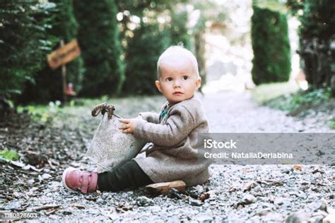 원예의 작은 도우미 정원이나 숲 길에서 양동이를 가지고 노는 어린이 아기에 대한 스톡 사진 및 기타 이미지 아기 토종 농산물 가루로 빻은 Istock
