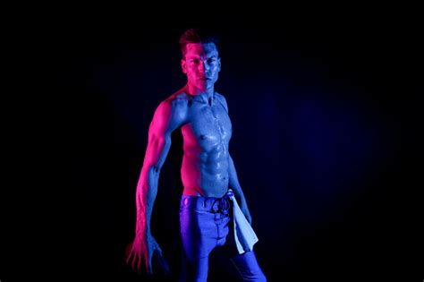 허리 업 1 인 정면 2029세 잘생긴 사람코카서스 남성 젊은 남자 미식 축구 선수 운동 선수 앞의 블랙 배경 스포츠 볼 마초