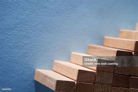 비즈니스 성장 비즈니스 성공 또는 경력 경로 성공 개념 파란색 배경에 계단의 모양으로 배열 나무 블록 0명에 대한 스톡 사진 및 기타 이미지 Istock