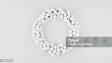 반짝이는 흰색 싸구려 크리스마스 장식의 새해 복 많이 받으세요 밝은 배경에 흰색 공의 현실적인 3d 렌더링 그림 12월에 대한 스톡 사진 및 기타 이미지 Istock