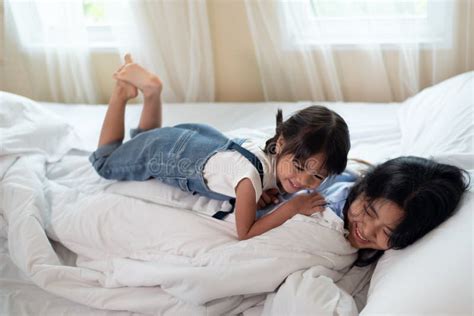 Feliz Familia Asiática Amante Niños Y Su Hermana Relajándose Juntos En