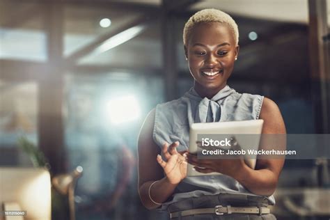 미소를 짓고 태블릿을 사용하고 기술 기업 및 커뮤니케이션을 위해 사무실에서 흑인 여성과 함께 검색하십시오 소셜 미디어 네트워킹 이메일 및 웹 사이트를위한 여성 및 온라인과의