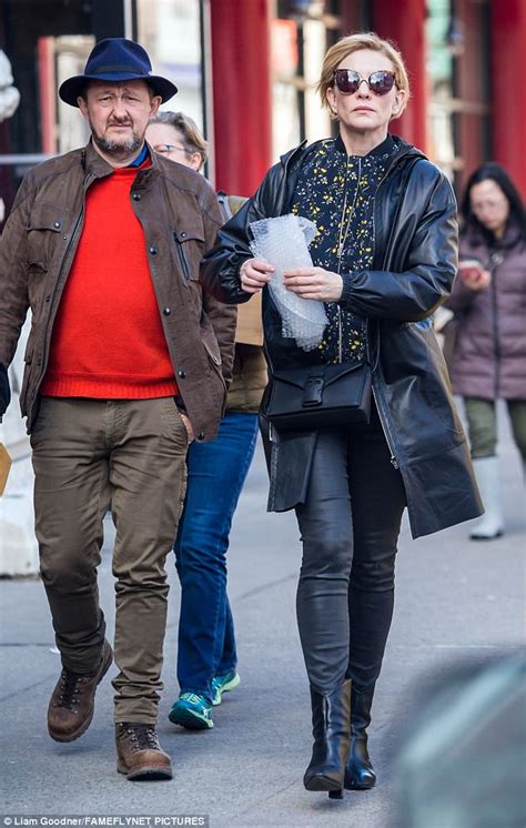 Cate Blanchett Shows Off Her New Bobbed Haircut In Nyc Daily Mail Online