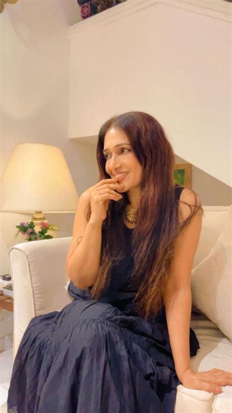 කවුද මේ නිල්මිණීගේ ලඟින්ම ඉඳගෙන ඉන්න එයා වගේම ලස්සන සුරංගනාවී Nilmini Thennakoon Hiru Gossip