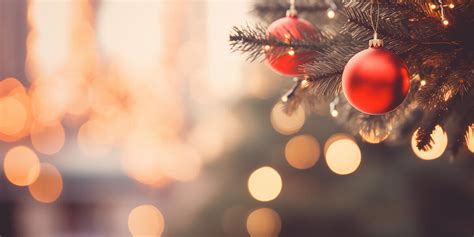 Новогодние игрушки свисают на еловой ветви · бесплатная фотография от