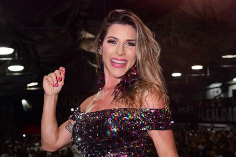 Ana Paula Minerato Exibe Bumbum Empinado Em Ensaio Para Carnaval