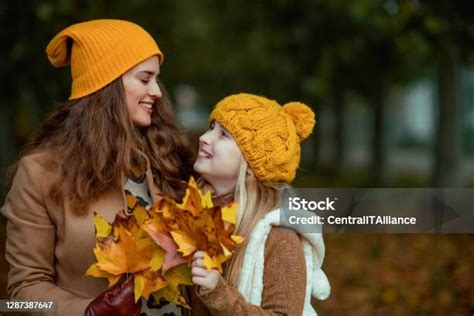 가을에 도시 공원에서 야외에서 모자를 쓴 행복한 엄마와 어린이 10월에 대한 스톡 사진 및 기타 이미지 10월 11월 2명 Istock