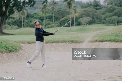 그의 아이언 클럽과 모래 트랩에 자신의 골프 공을 치는 아시아 중국 노인 골퍼 갇힌에 대한 스톡 사진 및 기타 이미지 갇힌 건강한 생활방식 결심 Istock