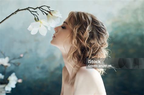 완벽한 신부 긴 흰색 드레스소녀의 초상화 아름 다운 머리와 깨끗 한 섬세 한 피부 웨딩 헤어 스타일 금발의 여자입니다 그녀의 손에 흰색 꽃을 가진 소녀 여자에 대한 스톡