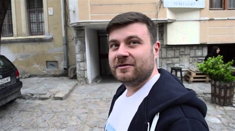 Любомир Чакъров и паркиралите коли в Стария Град Youtube