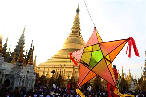 သီတင်းကျွတ်လပြည့်နေ့ ရွှေတိဂုံဘုရားသို့ လာဖူးမြော်သူ များပြား ဓာတ်ပုံ