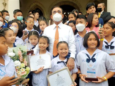 Photo Gallery “บิ๊กตู่” สงวนท่าทีไม่หยอกล้อเด็กผู้ปกครองที่ทำเนียบ ทำได้แค่ส่งไอเลิฟยู กันถูก