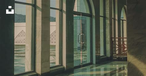 큰 창문과 대리석 바닥이 있는 텅 빈 로비 사진 Unsplash의 무료 쿠닌간 이미지