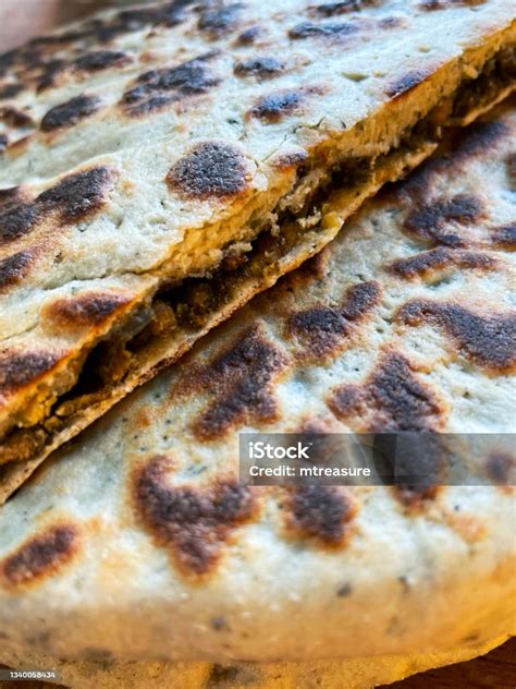 인도 아침 식사 요리의 전체 프레임 이미지 키마 파라타 조각 매운 다진 고기 갈은 쇠고기 또는 양고기로 채워진 짭짤한 플랫 브레드 파라타에 대한 스톡 사진 및 기타 이미지