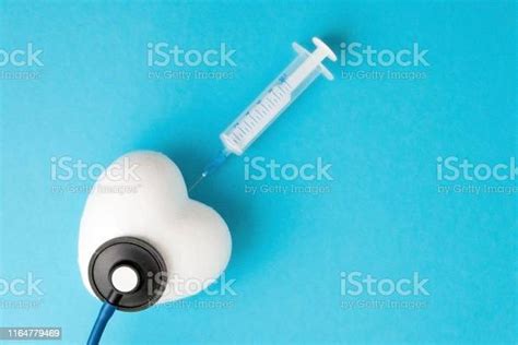 파란색 종이 배경 클로즈업에 주사기가있는 흰색 하트 모양 맨 위 보기 공간을 복사합니다 0명에 대한 스톡 사진 및 기타 이미지 Istock