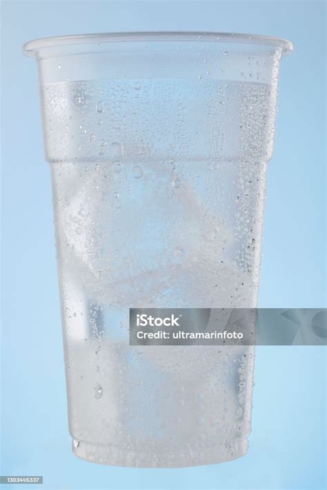 물 한 잔 플라스틱 테이크 아웃 컵 유리를 마시는 얼음 차가운 일회용 컵 물 방울 응축 푸른 배경에 얼음에 대한 스톡 사진 및 기타 이미지 Istock