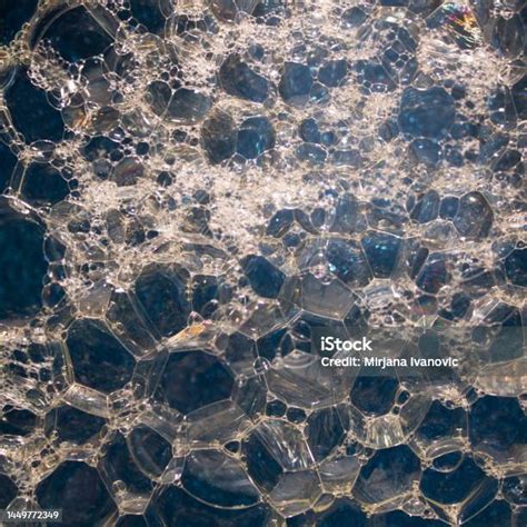 다양한 크기와 모양의 크고 작은 거품으로 가득 찬 배경에 파란색의 비누 방울 개념에 대한 스톡 사진 및 기타 이미지 개념 개념과 주제 기포 Istock