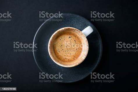 검은 색 배경에 커피 한 잔 맨 위 보기입니다 공간을 복사합니다 0명에 대한 스톡 사진 및 기타 이미지 0명 마실 것 바로 위 Istock