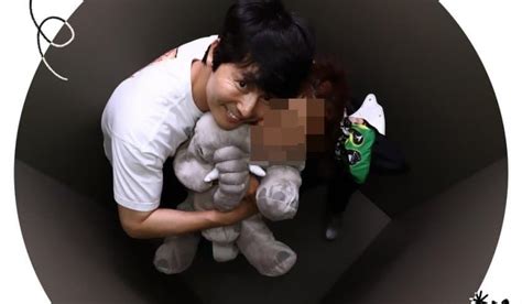 정우성 혼외자 이어 열애설…다정히 뽀뽀한 여성 누구