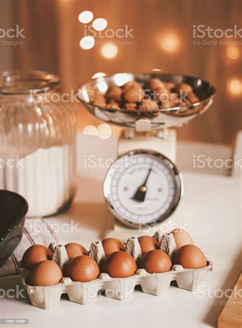 크리스마스 베이킹 및 요리 조리법 개념 겨울 방학 동안 집에서 부엌에서 전통적인 수제 진저 브레드 남자 비스킷의 식품 재료 및 준비 과정 개념에 대한 스톡 사진 및 기타