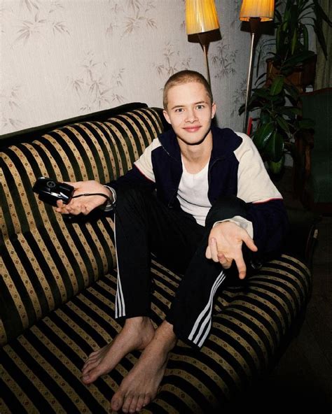 леон кемстач пальто из слово пацана слово пацана пальто в 2024 г Леон Актер Знаменитые парни