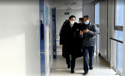 甘靖中主持会议调度疫情处置并调研企业复工复产时强调，完整全面准确把握和执行防控措施，有序推进复工复产服务部门