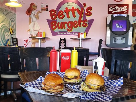First Look Bettys Burgers A New Diner Near University Of Hawai‘i At