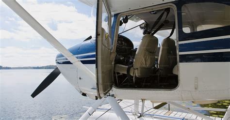 물 위의 작은 비행기 조종석 사진 Unsplash의 수상 비행기 이미지